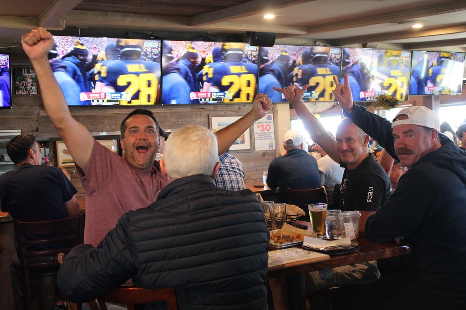 Cardiff Beach Bar At Tower 13 - Cardiff by the Sea, North County San ...